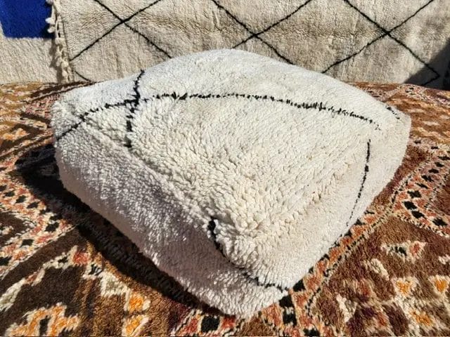 Witte Poef Met Zwarte Patroonlijnen - Houseify